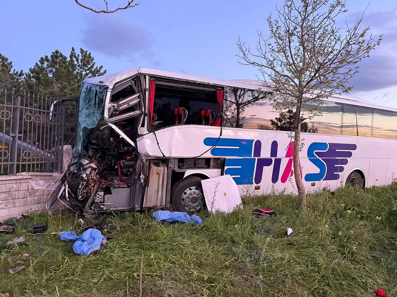 Konya'da yolcu otobüsü ile TIR çarpıştı! Bereket Bolat hayatını ...